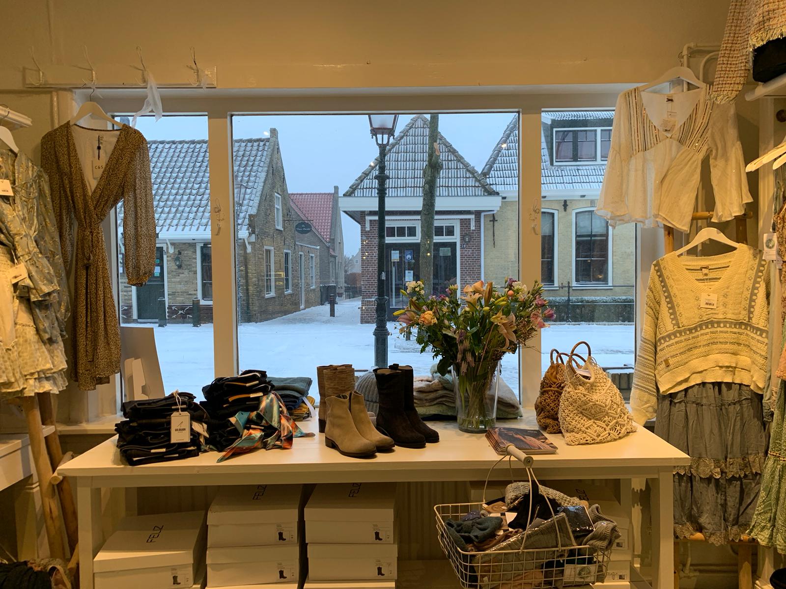 In de boetiek – Boetiek 44 Midsland Terschelling