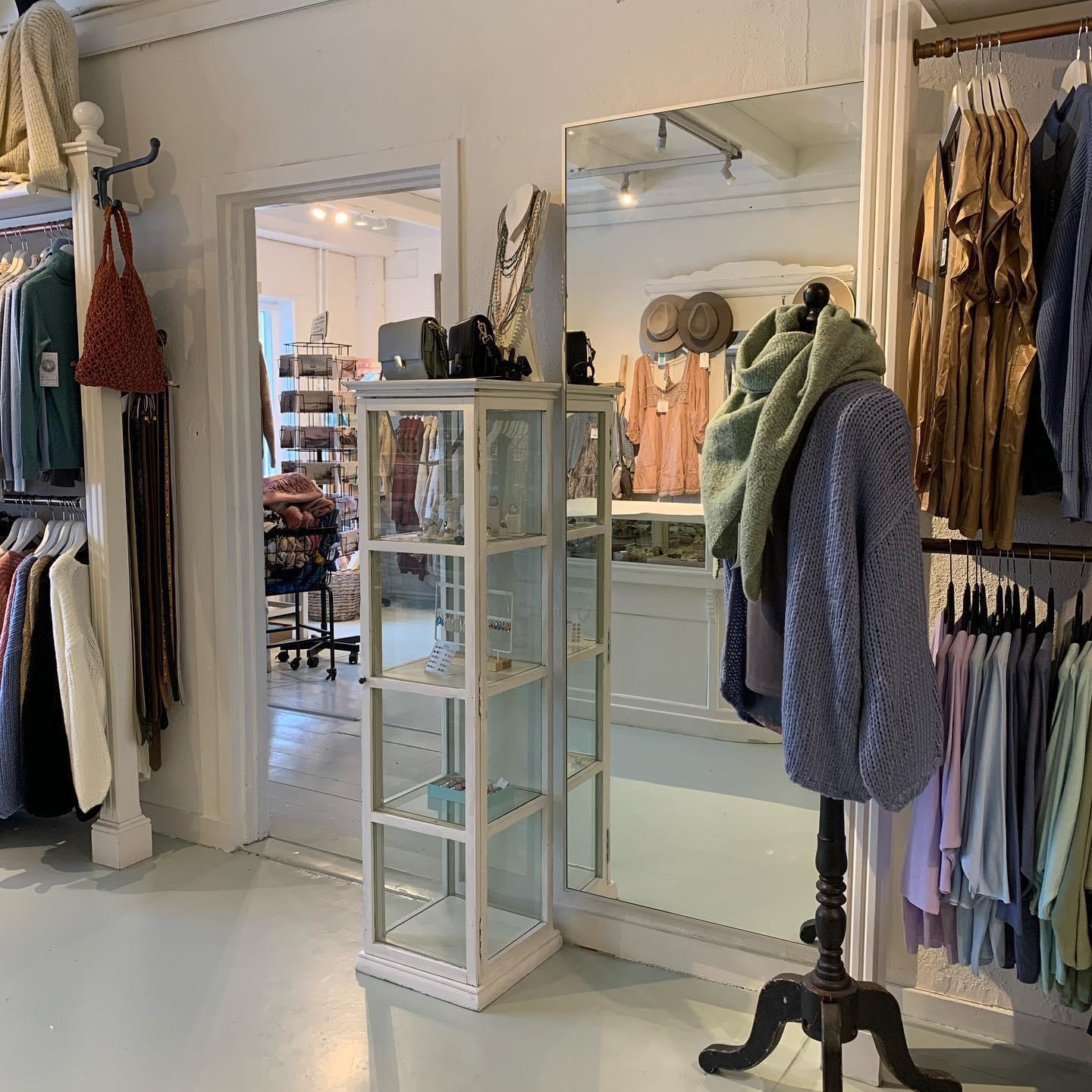 In de boetiek – Boetiek 44 Midsland Terschelling